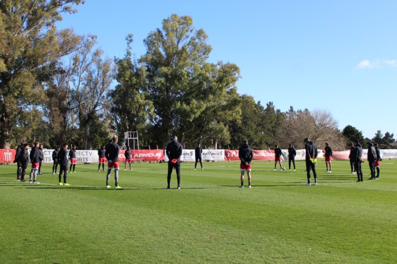 Minuto de silencio por Cacho y el Tata en City Bell | Estudiantes de La ...
