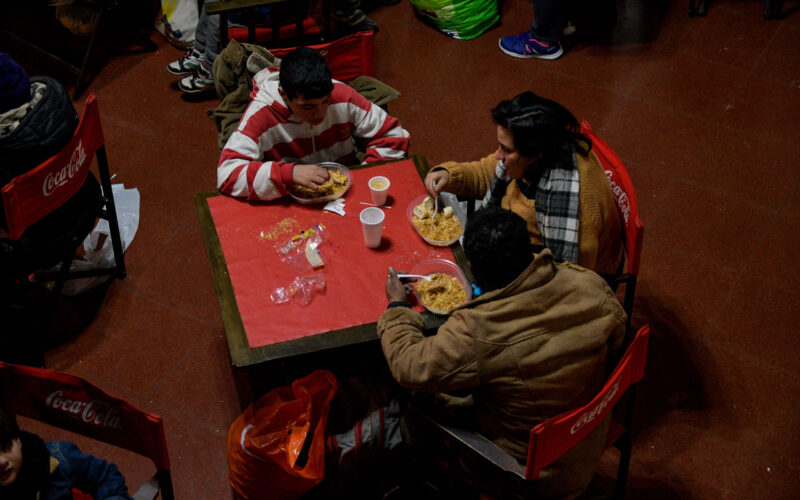 Olla popular con 400 viandas para entregar y repartir | Estudiantes de ...